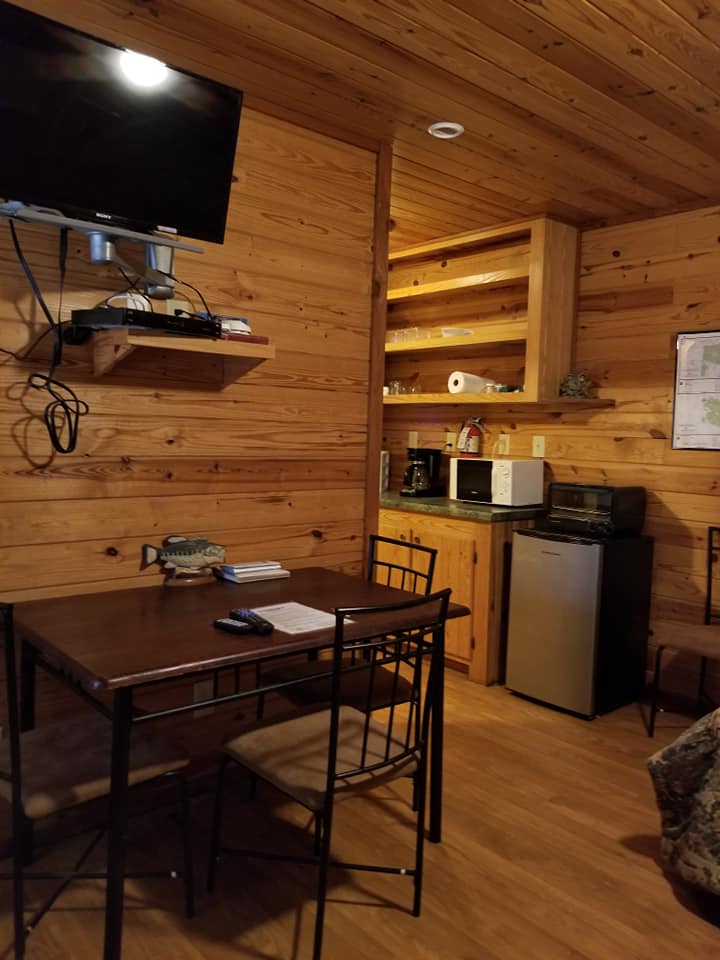 Lodge & Cabins – Backwoods Lodge & Cabins
